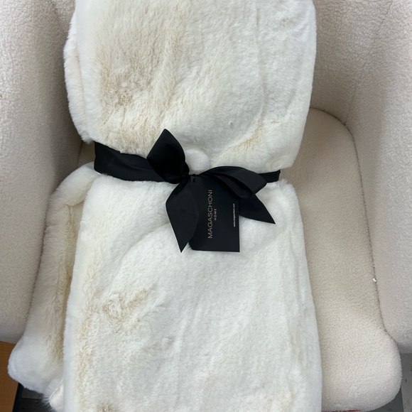 Magaschoni | Bedding | Magaschoni Faux Fur Throw | Poshmark